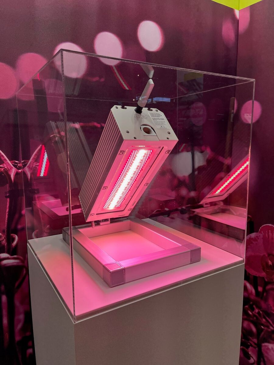 Water-cooled LED fixtures achieve an output of 4730 µmol/s :: DEGA ...